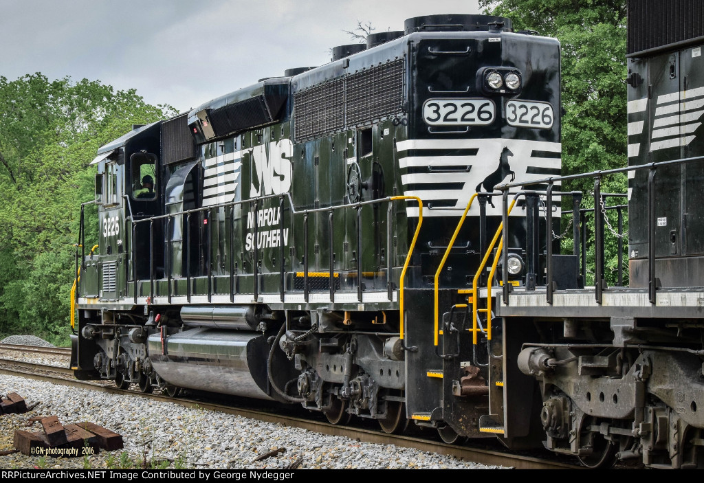 NS 3226 / SD40-2 a former High-Hood